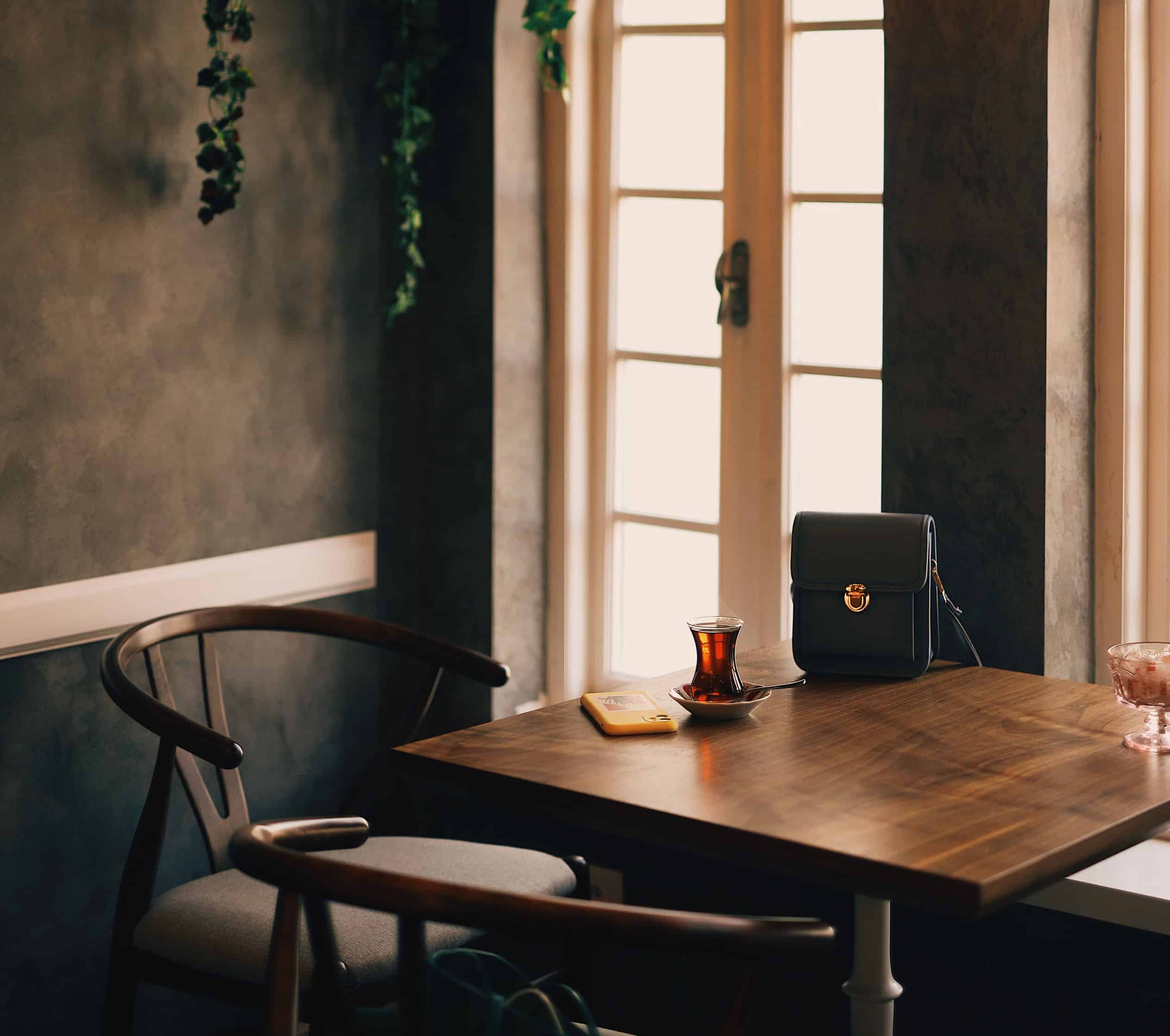 Ideas To Design Restaurant with Reclaimed Wood Tables